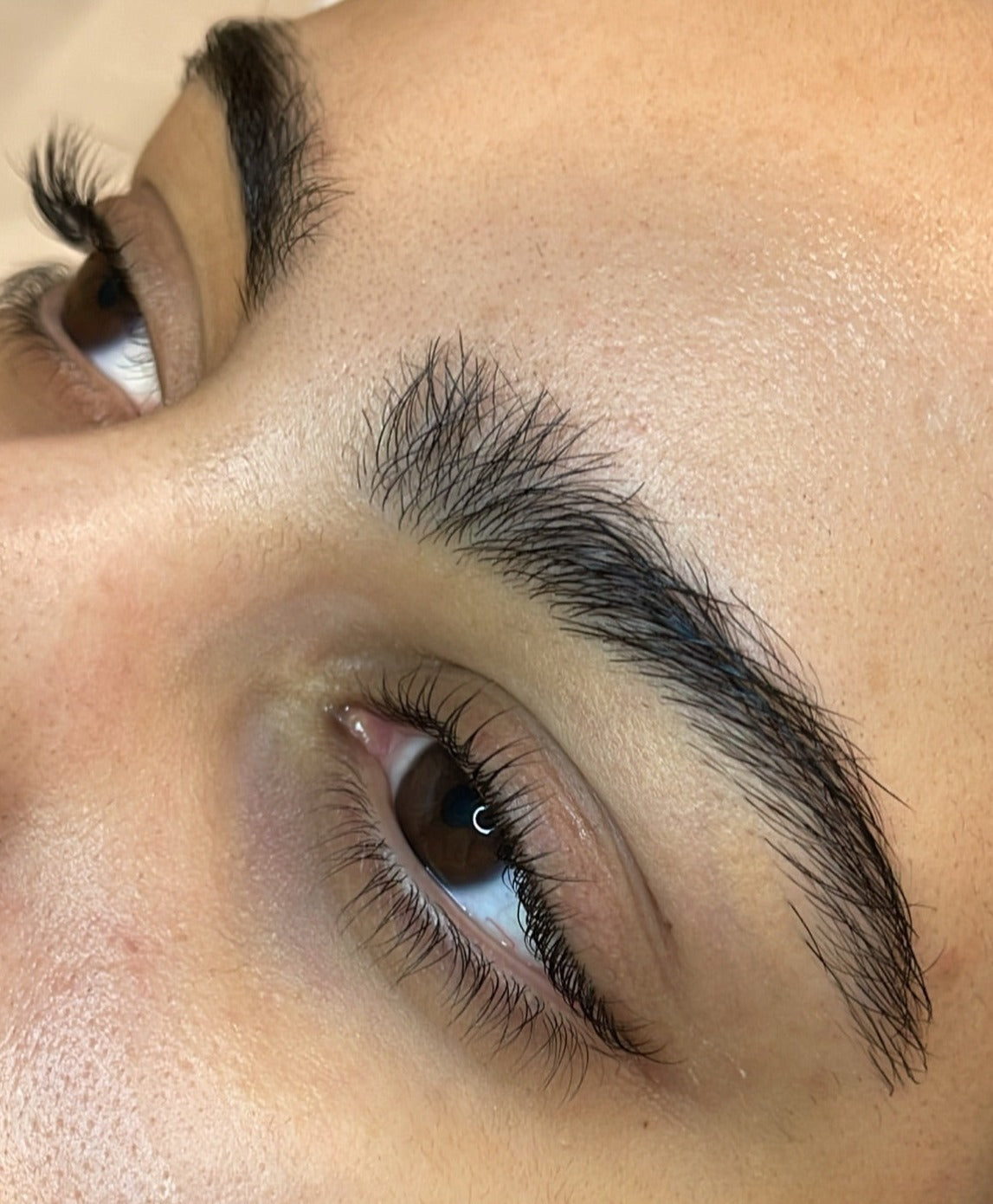 جلسة رفع الحواجب – EMJ Beauty Center